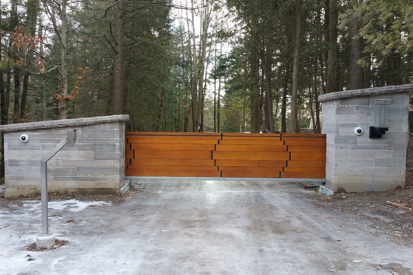 Modern Wood Slide Gate In Masonry Columns | Total Gate